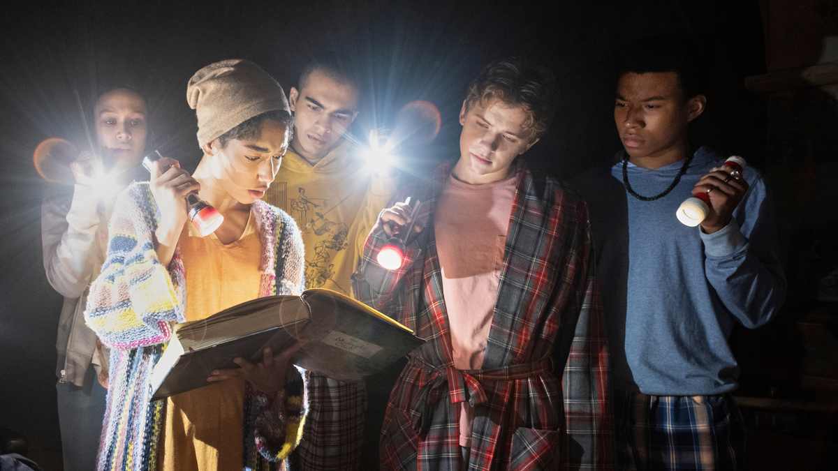 'The Midnight Club' Review: Mike Flanagan's Newest Gut-wrenching Series ...